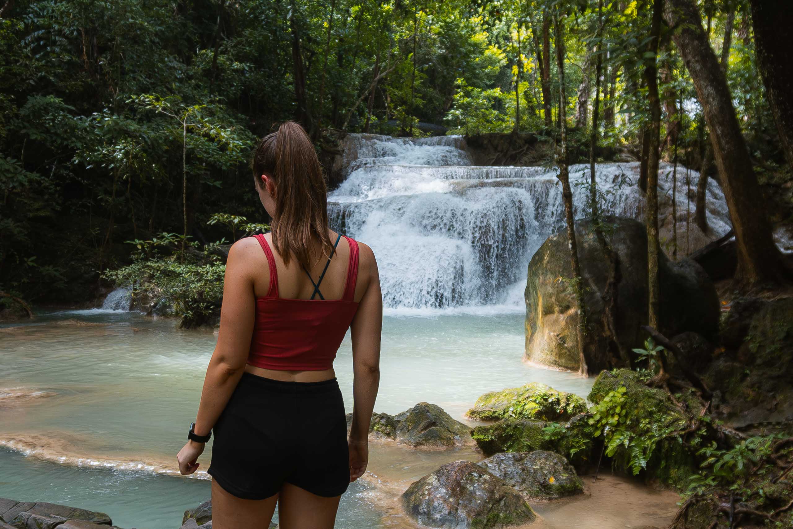 Hike naar de Erawan falls nabij Kanchanaburi | Scenic Route